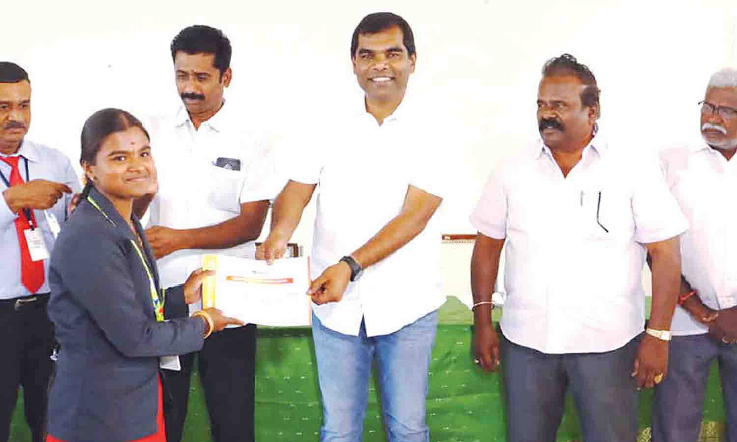 முத்தூர் கருப்பண்ணன் மாரியப்பன் கல்லூரியில் மாணவர்களுக்கு விருது ...