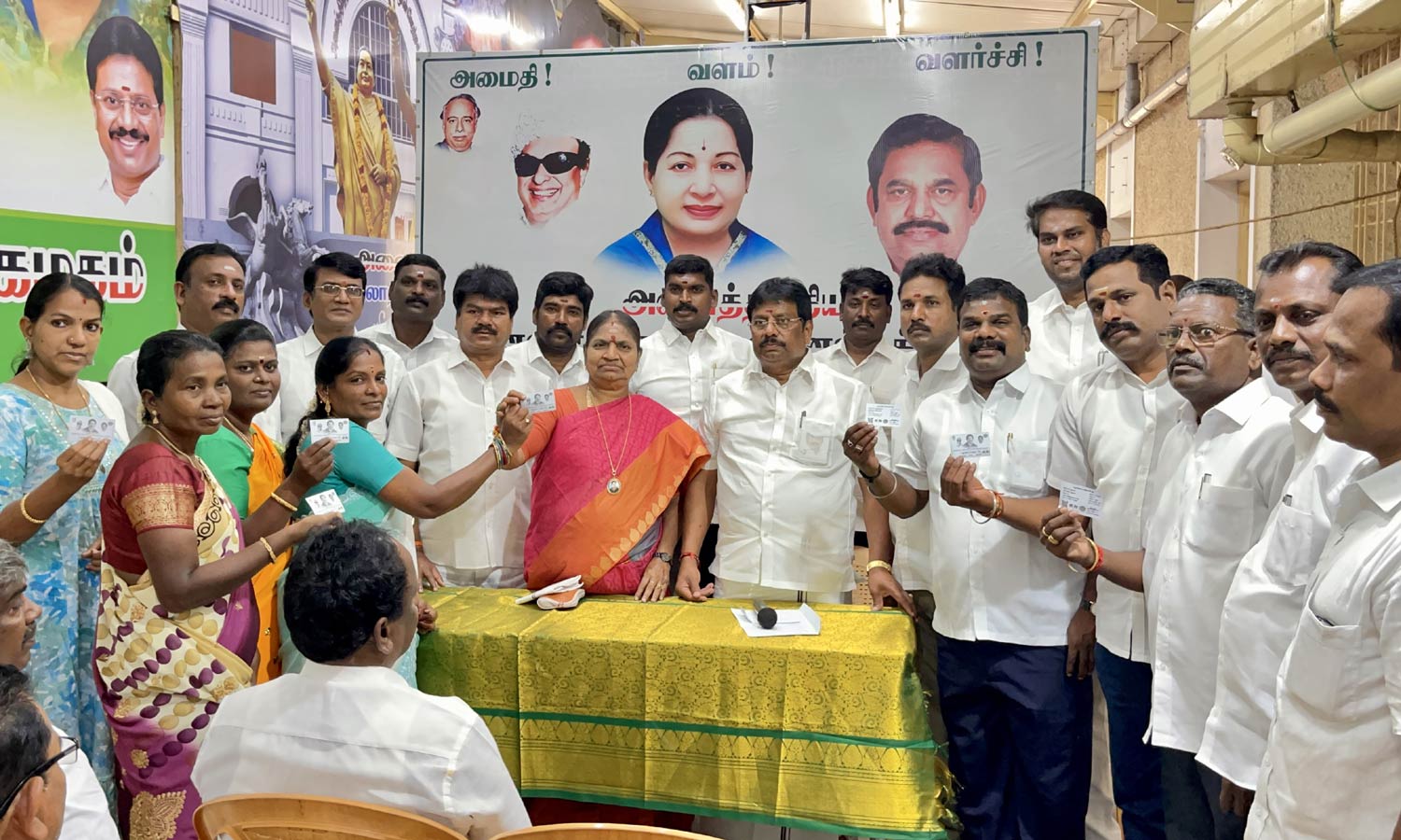 எடப்பாடி பழனிசாமி படத்துடன் அ.தி.மு.க. புதிய உறுப்பினர் அட்டை: பா ...
