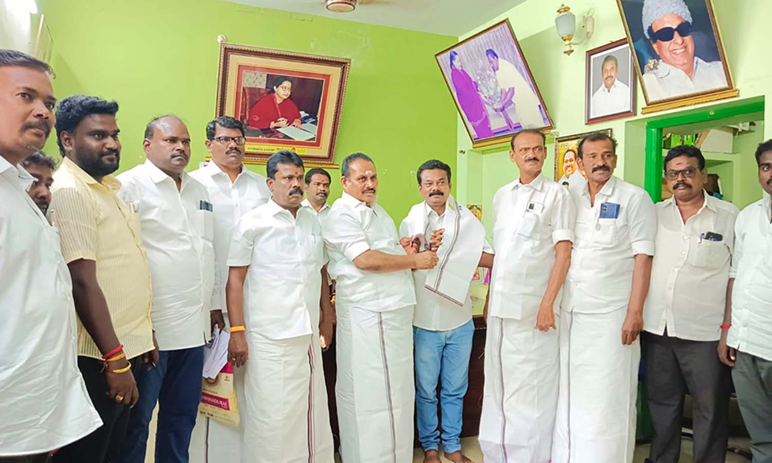 அ.தி.மு.க.வில் இணைந்த பா.ஜ.க. நிர்வாகி | BJP Member joined ADMK