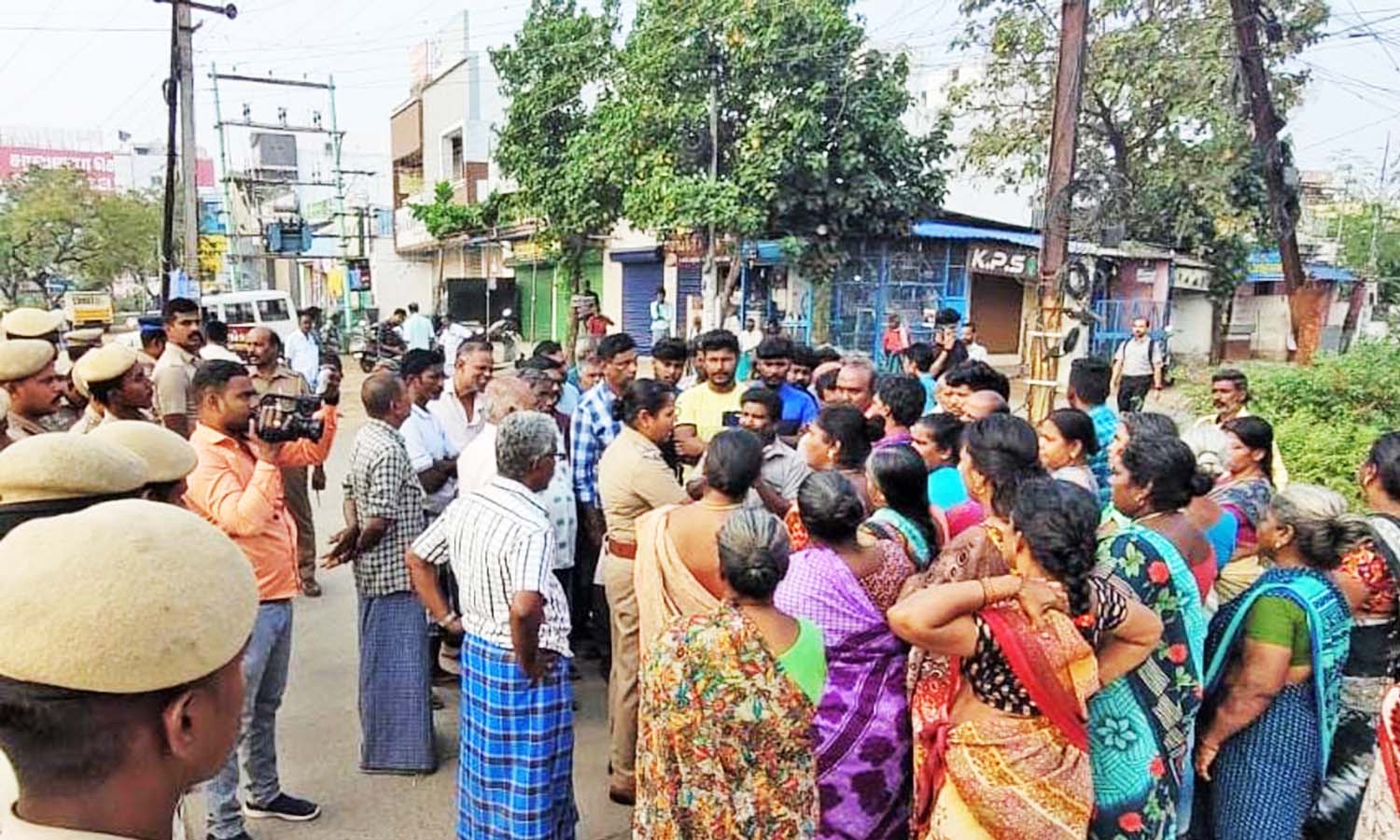 கோவில் இடம் ஆக்கிரமிப்பை கண்டித்து பொதுமக்கள் திடீர் சாலை மறியல் ...