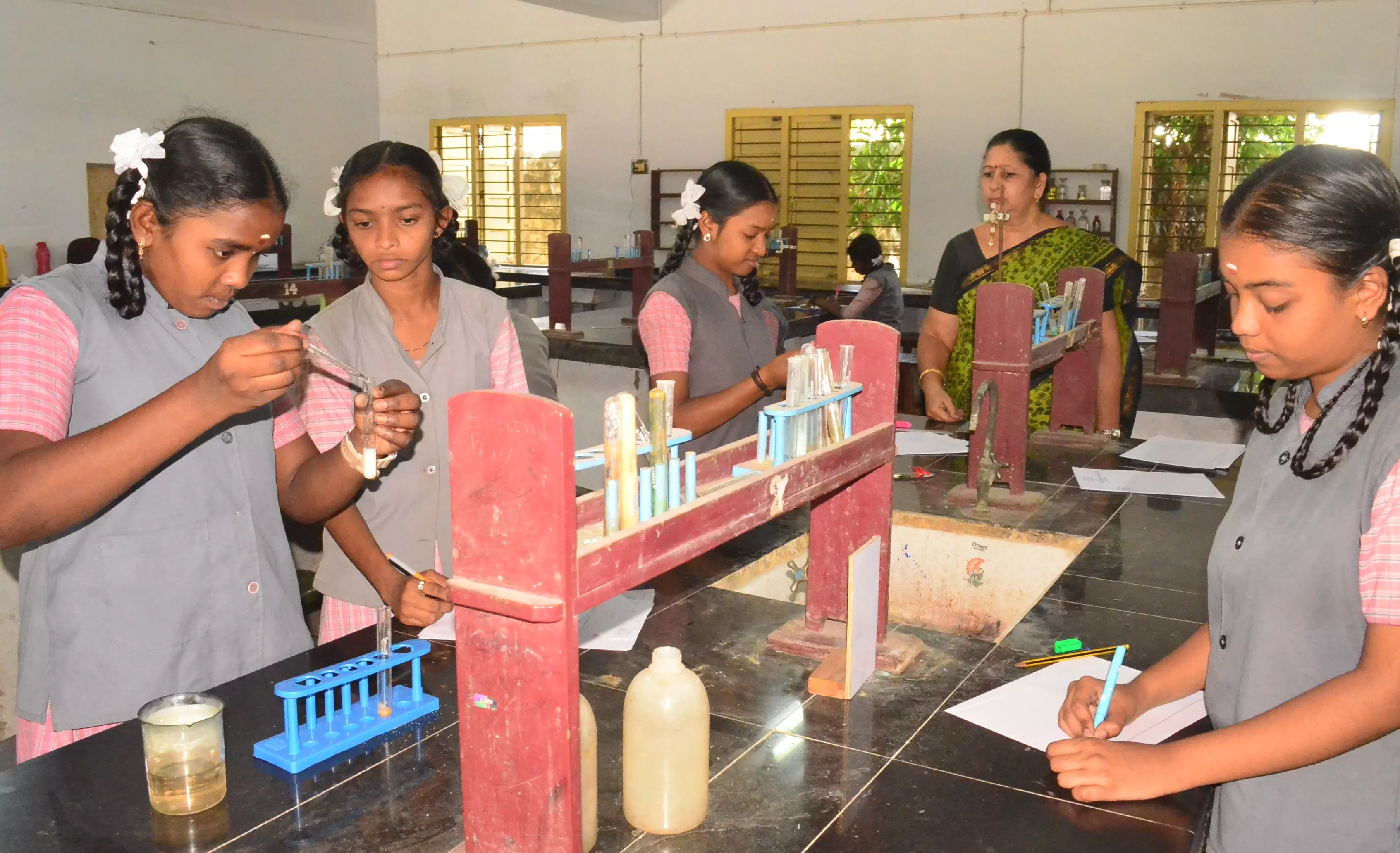 கோவையில் 10-ம் வகுப்பு மாணவர்களுக்கான அறிவியல் செய்முறை தேர்வு ...