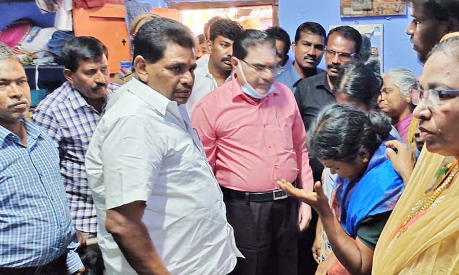 தற்கொலை செய்து கொண்ட தூய்மை பணியாளர் குடும்பத்திற்கு அமைச்சர் அனிதா ...