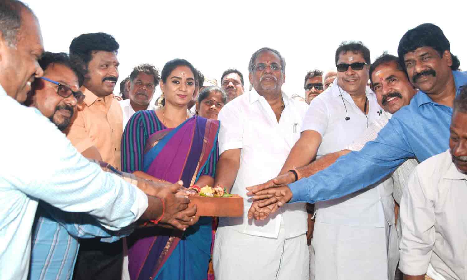 சிமெண்டு தரைத்தளம் அமைக்கும் பணி-சபாநாயகர் ஏம்பலம் செல்வம் தொடங்கி ...