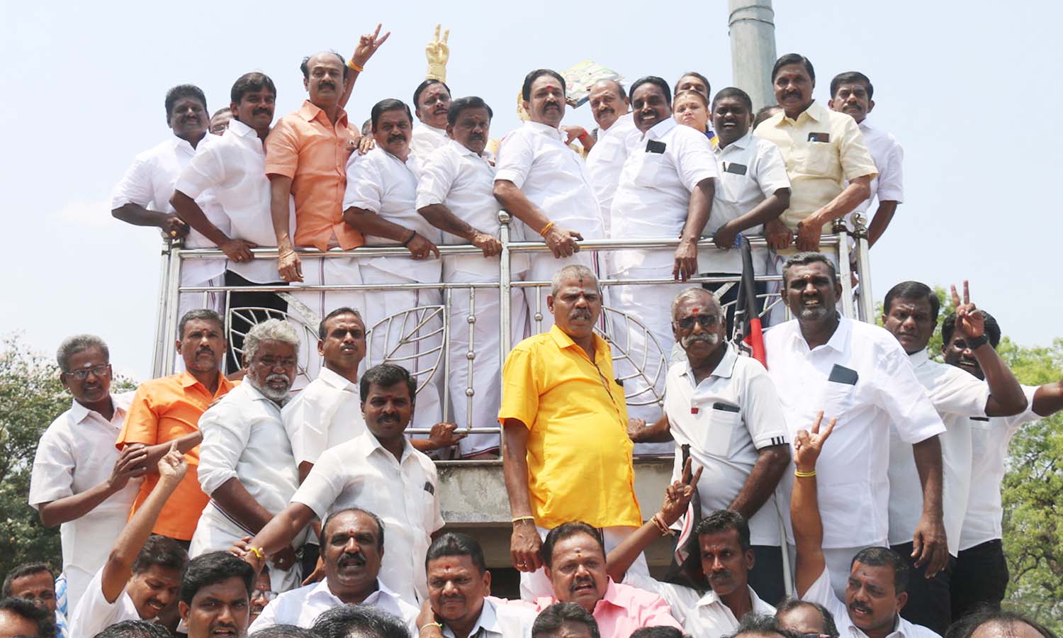 ஓ.பி.எஸ். மனு தள்ளுபடி: நெல்லையில், எம்.ஜி.ஆர். சிலைக்கு அ.தி.மு.க ...