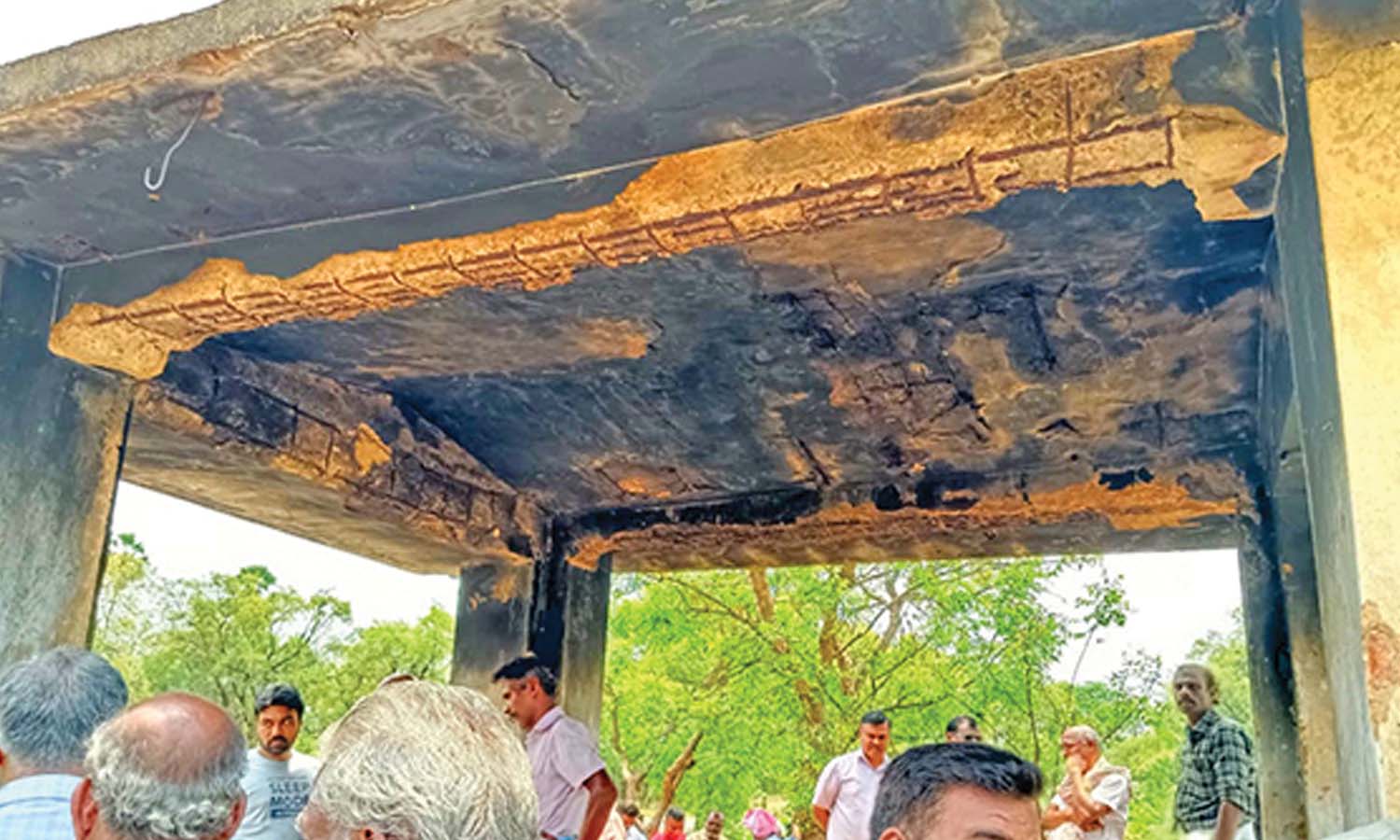 கடையத்தில் இடிந்து விழும் நிலையில் தகனம் செய்யும் கட்டிடம் | A ...