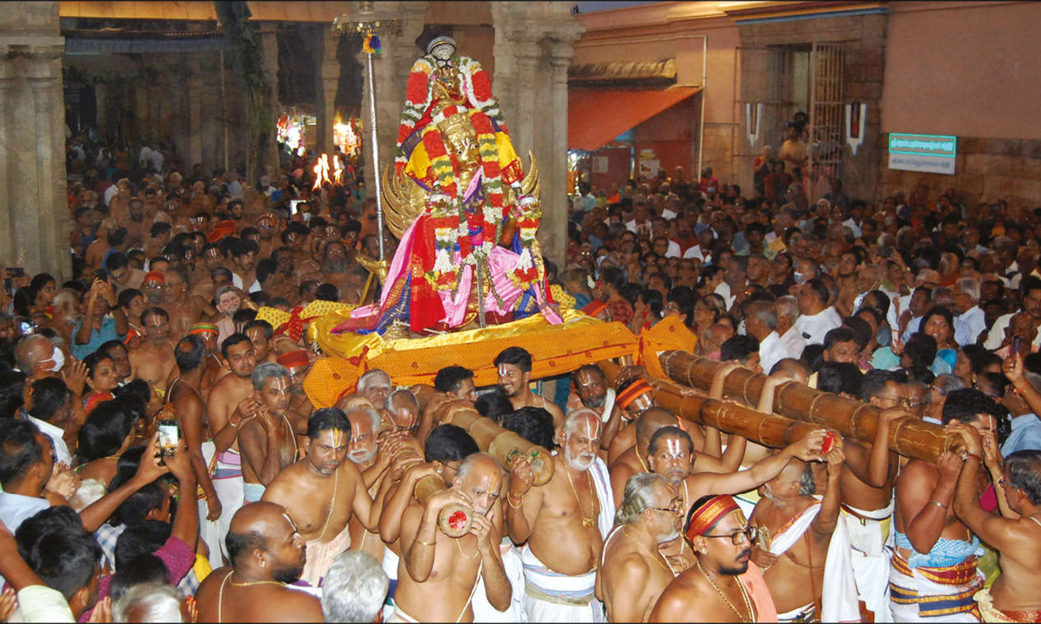 ஸ்ரீரங்கம் கோவில் பங்குனி தேர்த்திருவிழாவையொட்டி நம்பெருமாள் தங்க கருட ...