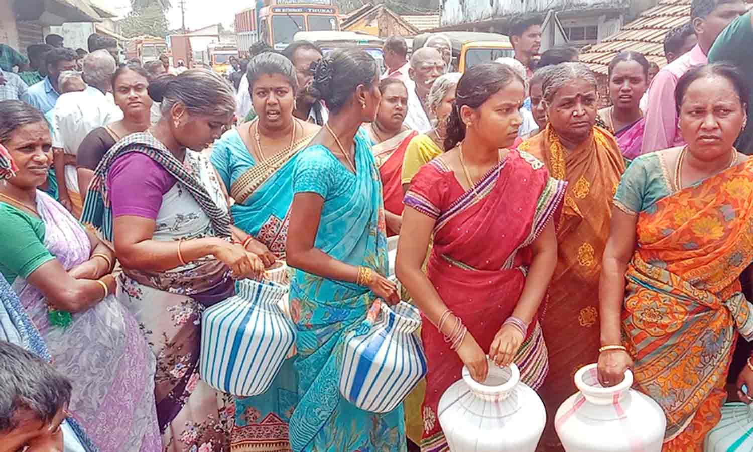 காலிக்குடங்களுடன் பொதுமக்கள் சாலை மறியல் | Public blockade of road with ...