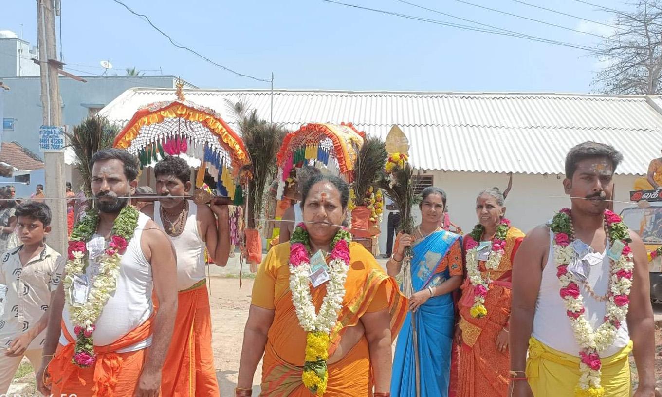 அலகு குத்தி நேர்த்திக்கடன் செய்த முருக பக்தர்கள் | Devotees of Muruga ...