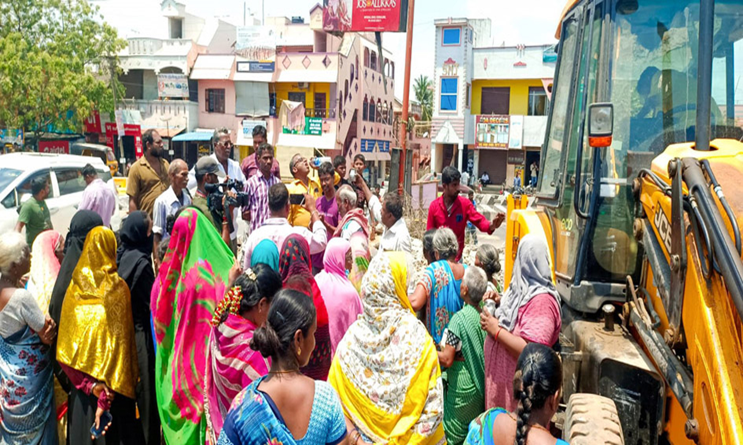 கடலூரில் பரபரப்பு : 43 வீடுகளை இடிக்க பொதுமக்கள் எதிர்ப்பு:பணிகளை ...