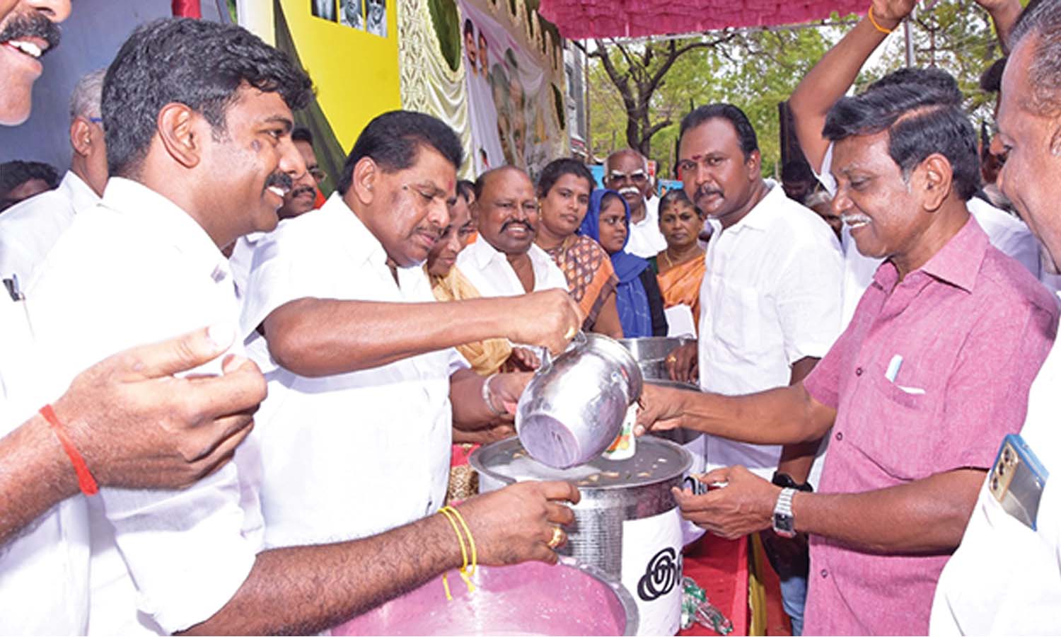 உடன்குடி, மெஞ்ஞானபுரத்தில் தி.மு.க. சார்பில் கோடை கால நீர்- மோர் ...