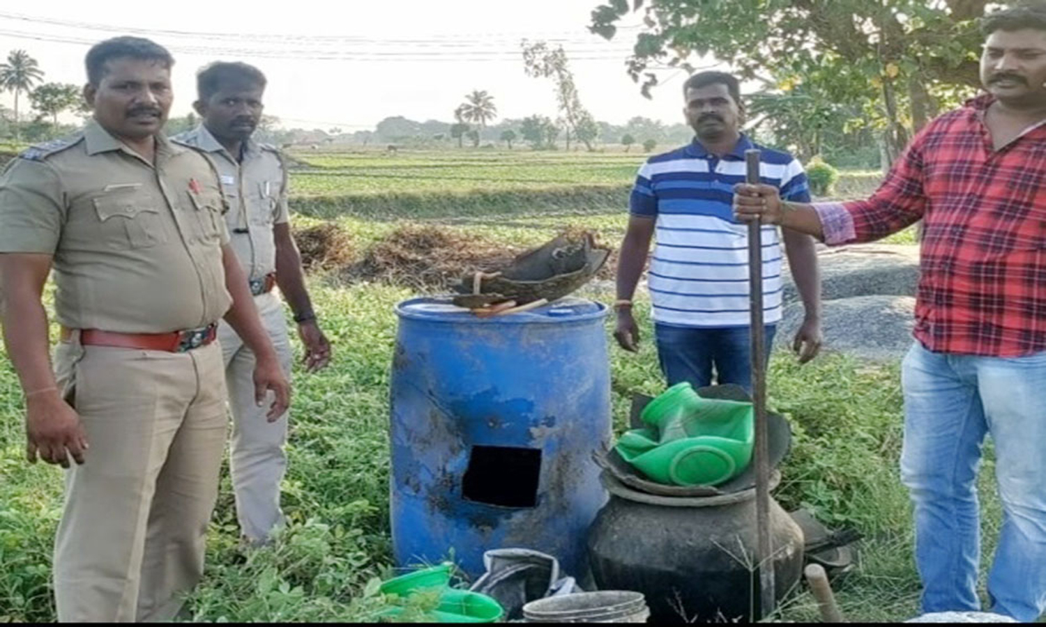 திருக்கோவிலூர் அருகே சாராயம் காய்ச்சிய 2 பேர் கைது | 2 people arrested ...