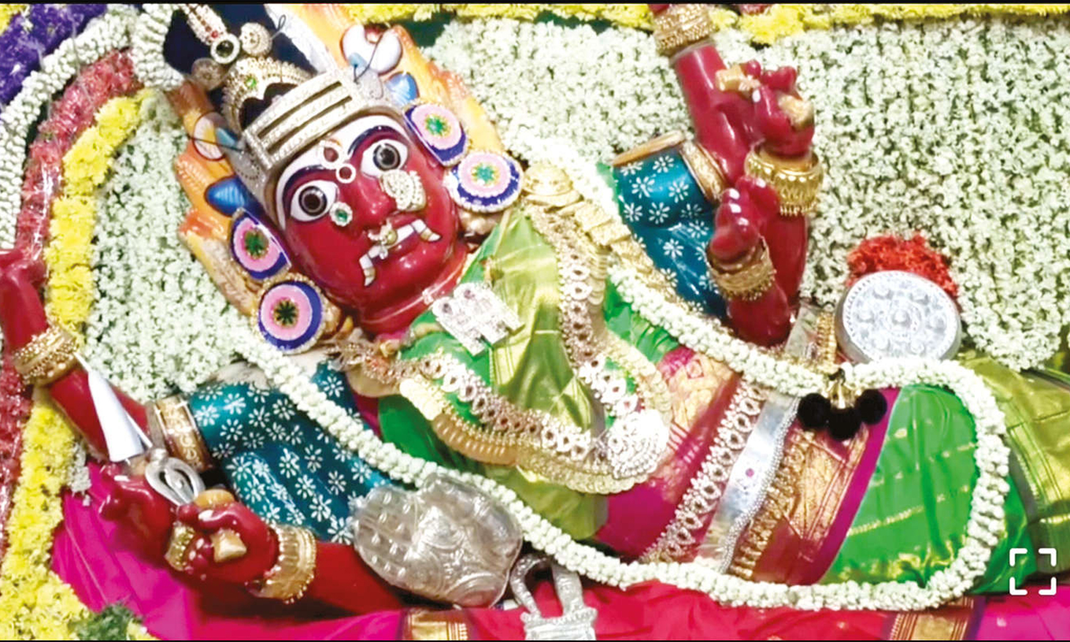 ஆடுதுறையில் 500 கிலோ பூக்களால் மதுரகாளியம்மனுக்கு ஊஞ்சல் அலங்காரம் ...