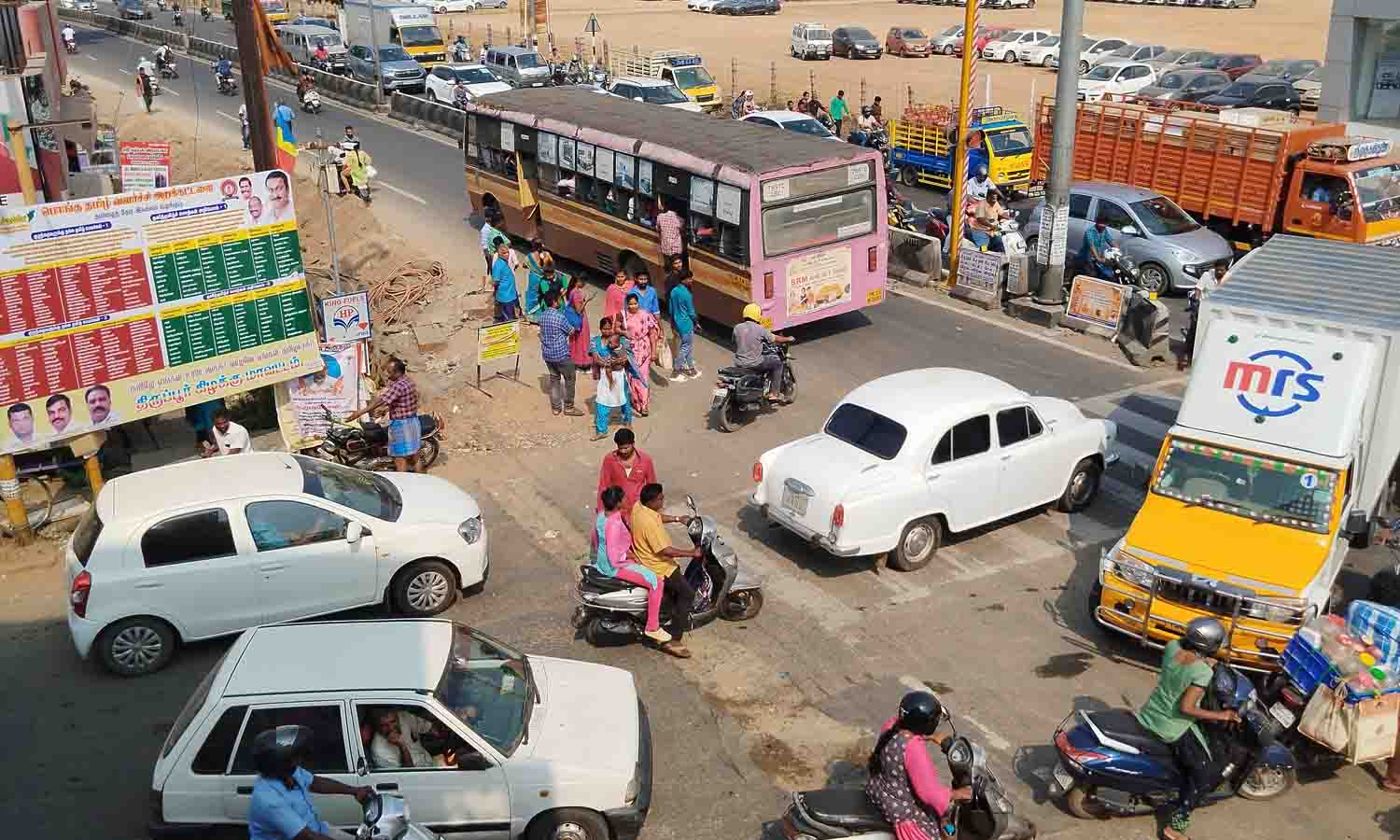 திருப்பூர் பல்லடம் சாலையில் போக்குவரத்து நெரிசலால் தவிக்கும் வாகன ...