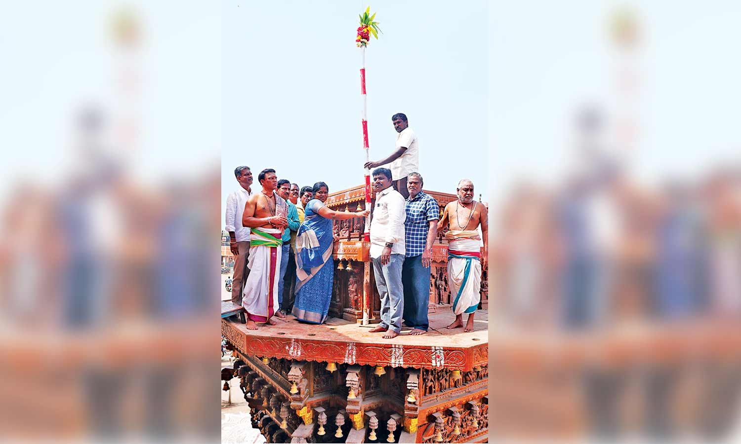 தஞ்சை பெரிய கோவிலில் சித்திரை பெருவிழாவை யொட்டி தேரில் பந்தக்கால் நடும் ...