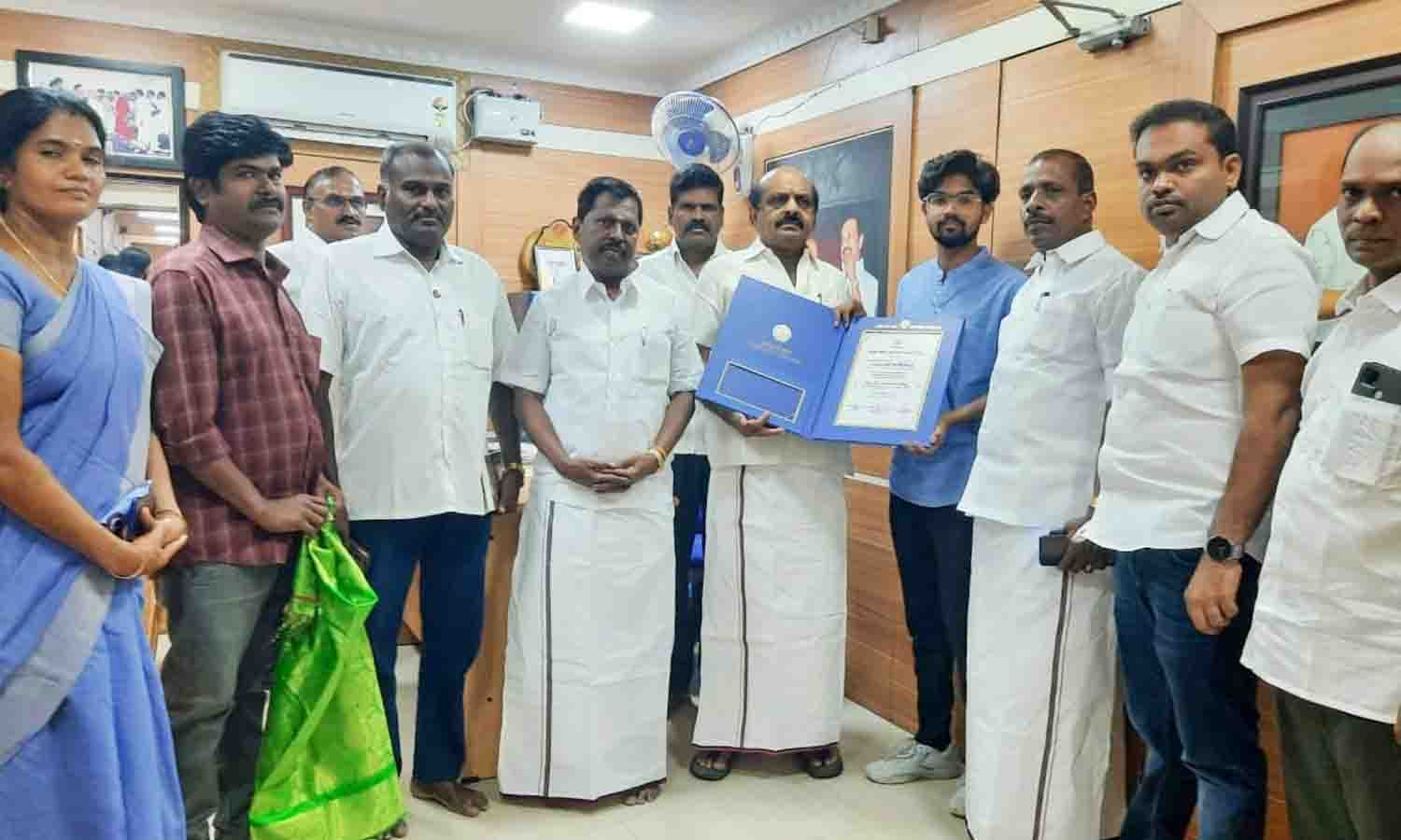 மாநில ஆடை வடிவமைப்பு போட்டியில் 2-வது பரிசு பெற்ற திருப்பூர் மாணவருக்கு ...