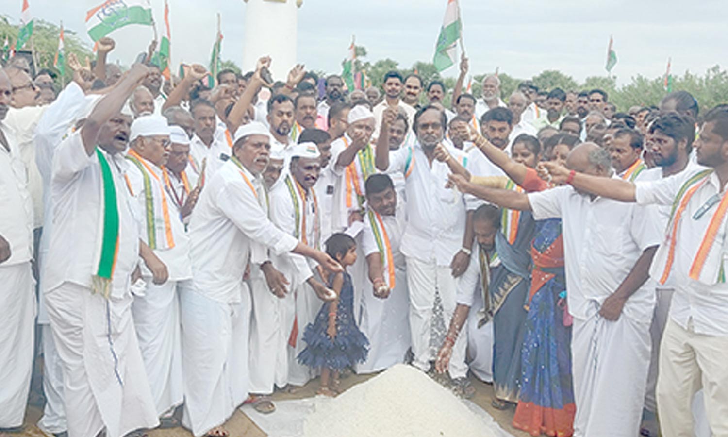 வேதாரண்யம் உப்பு சத்தியாகிரக நினைவு ஸ்தூபியில் உப்பு அள்ளும் நிகழ்ச்சி ...