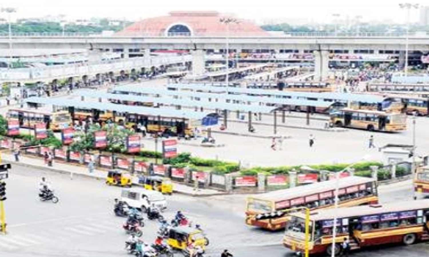 வெளியூர்களுக்கு பஸ்கள் இல்லாததால் கோயம்பேடு பஸ்நிலையத்தில் இரவில் ...