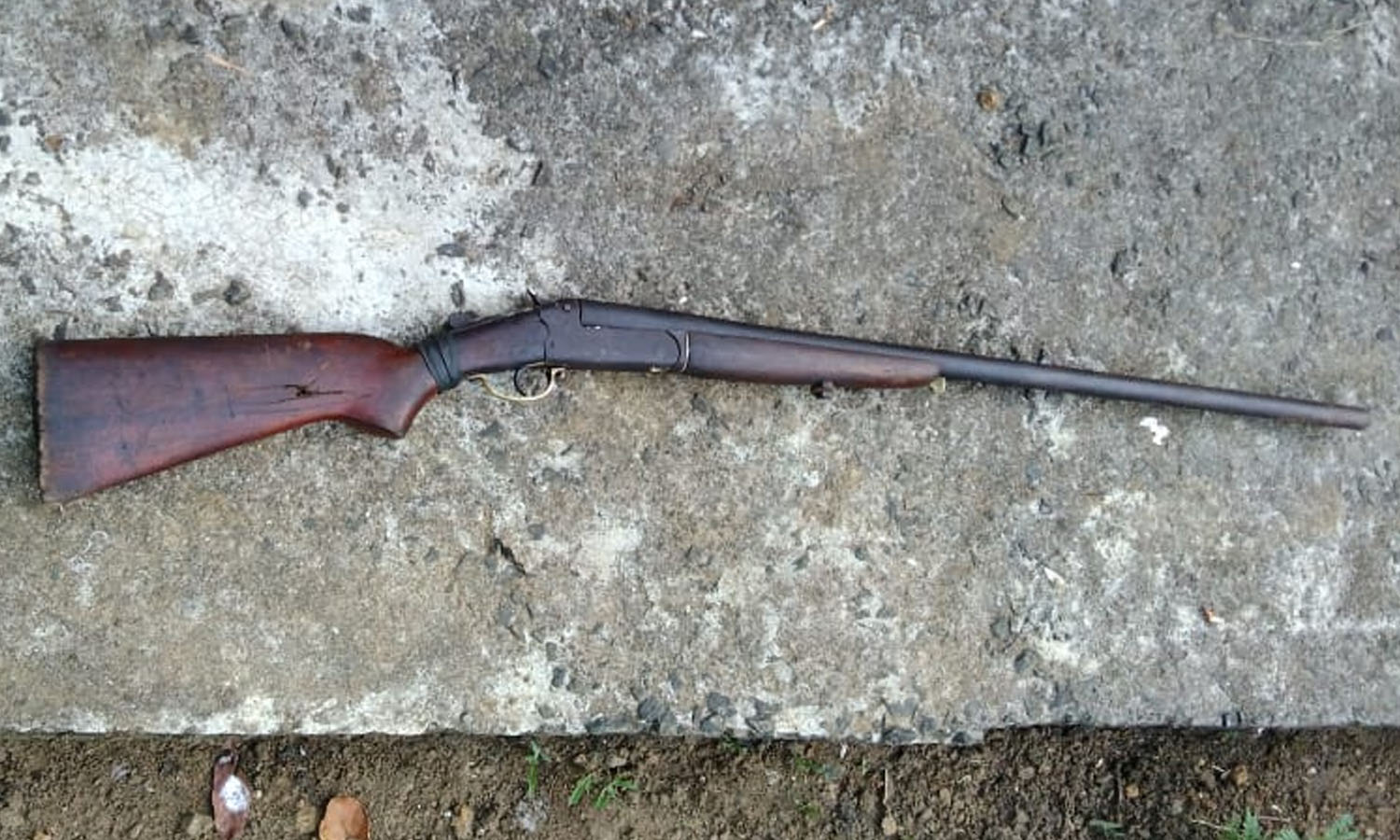 சாலையோரம் கிடந்த நாட்டுதுப்பாக்கி மீட்பு | Recovery of the country gun ...