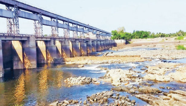 பராமரிப்பு பணியால் நீர் வெளியேற்றம்பூலாம்பட்டி கதவணையில் விசைப்படகு ...