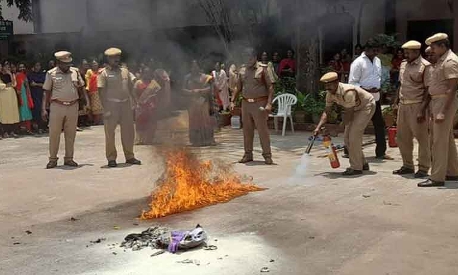 சுங்கச்சாவடி ஊழியர்களுக்கு தீத்தடுப்பு குறித்து விழிப்புணர்வு நிகழ்ச்சி | Perambalur News : Fire ...
