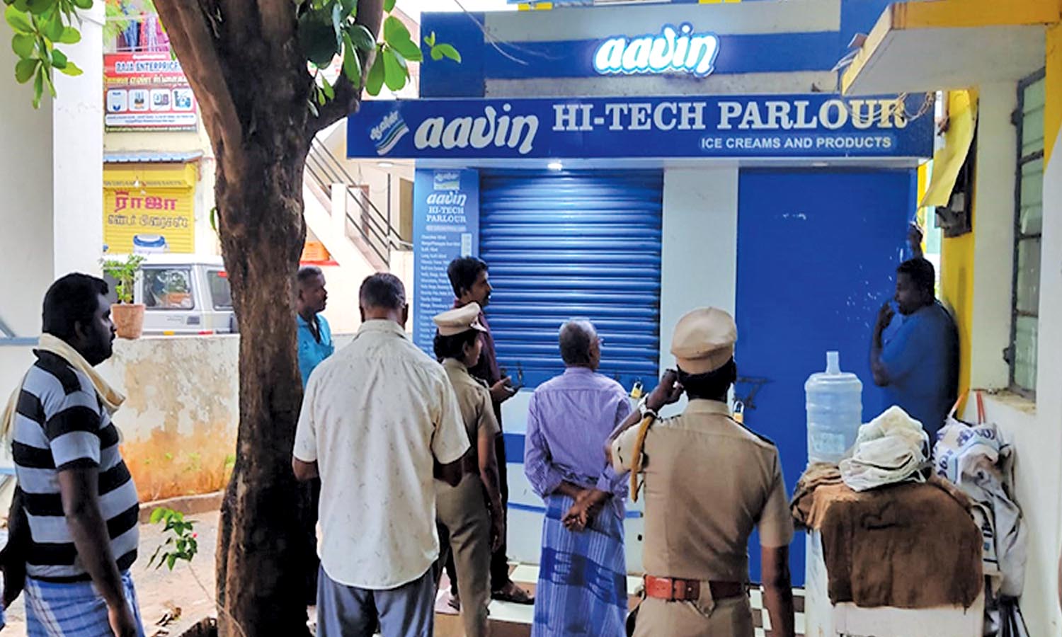 மேலப்பாளையம் உழவர் சந்தை ஆவின் பாலகத்தில் திருட்டு | Theft at aavin ...