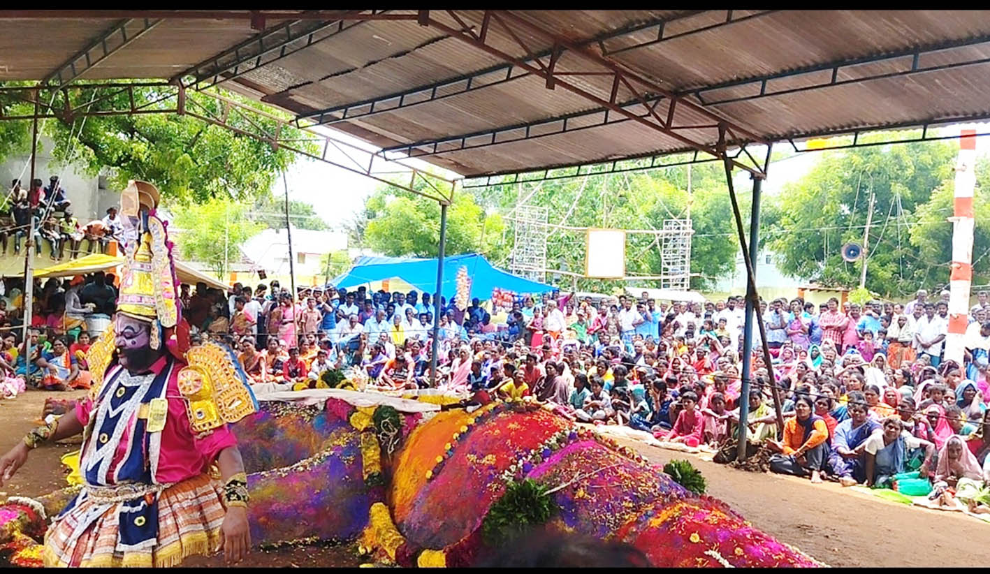 காரிமங்கலம் திரவுபதி அம்மன் கோவிலில் துரியோதனன் படுகளம் நிகழ்ச்சி ...