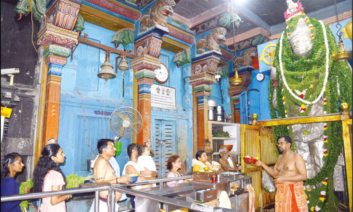 ஆஞ்சநேயர் சாமிக்கு வெள்ளி அங்கி சார்த்தி சிறப்பு வழிபாடு நடந்தது ...