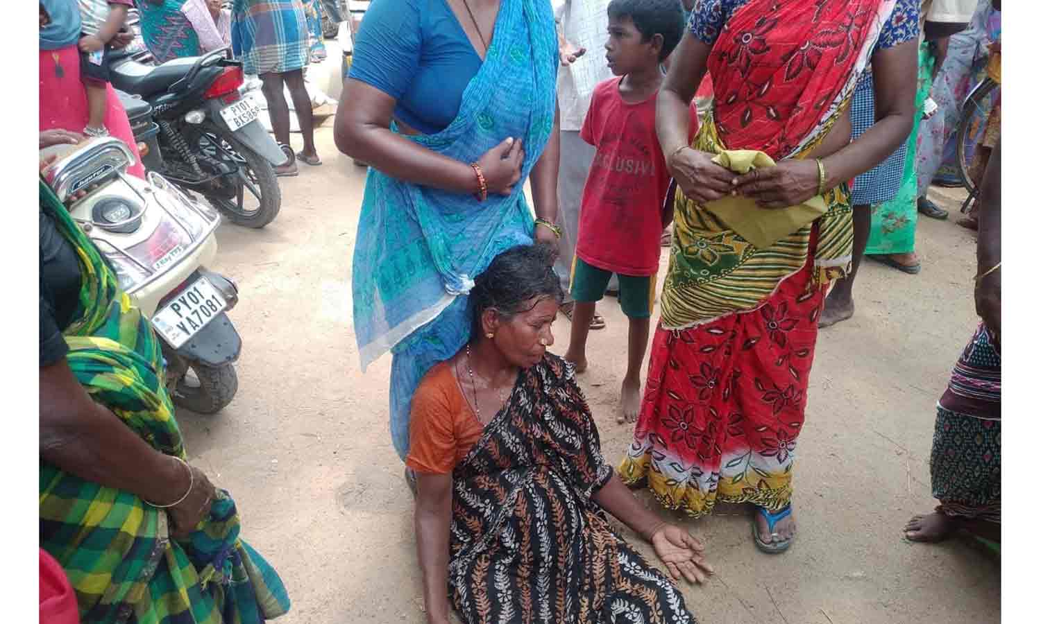 மாட்டு தீவனம் வாங்க நுற்றுக்கணக்கானோர் திரண்டதால் பரபரப்பு | There is ...