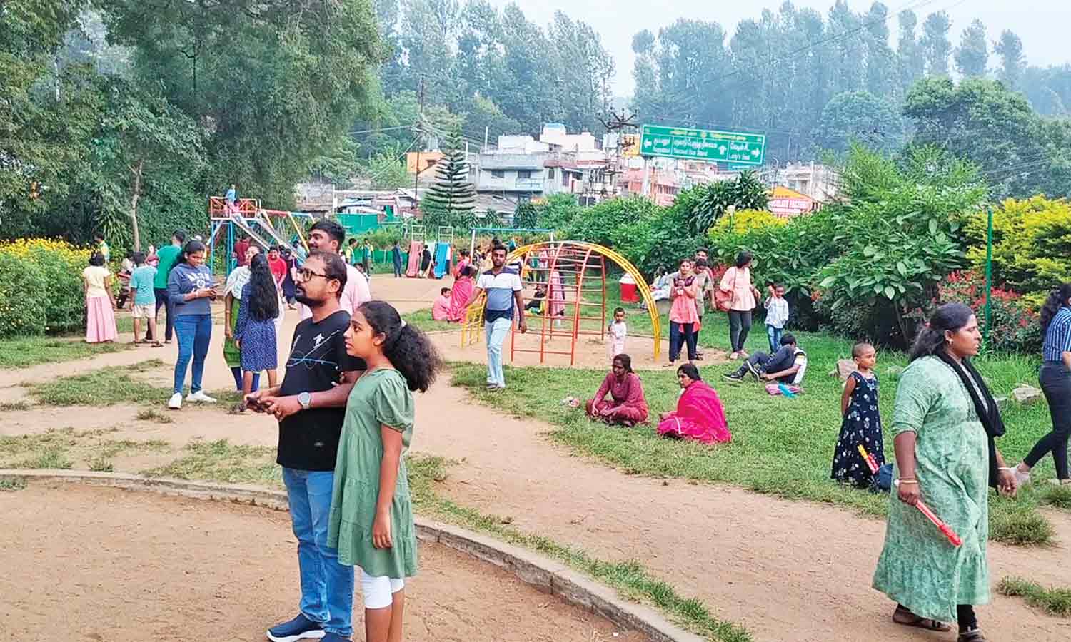 தொடர் விடுமுறையையொட்டி ஏற்காட்டில் குவிந்த சுற்றுலா பயணிகள் | Tamil ...