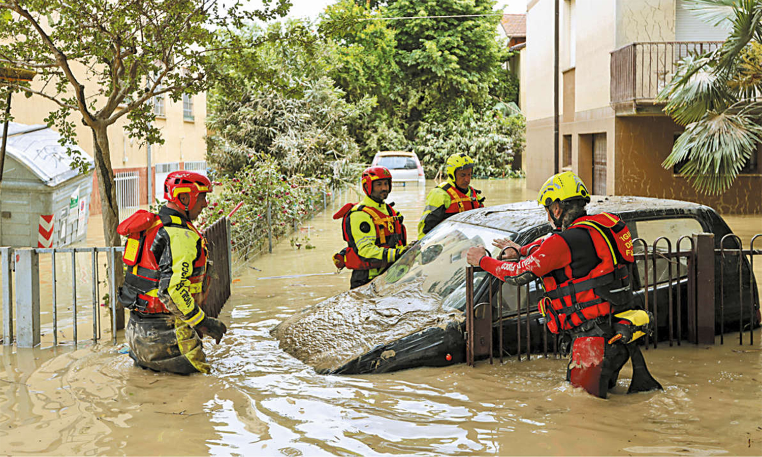 இத்தாலியில் கனமழையால் வீடுகள் சேதம்: 8 பேர் உயிரிழப்பு | Heavy rains ...