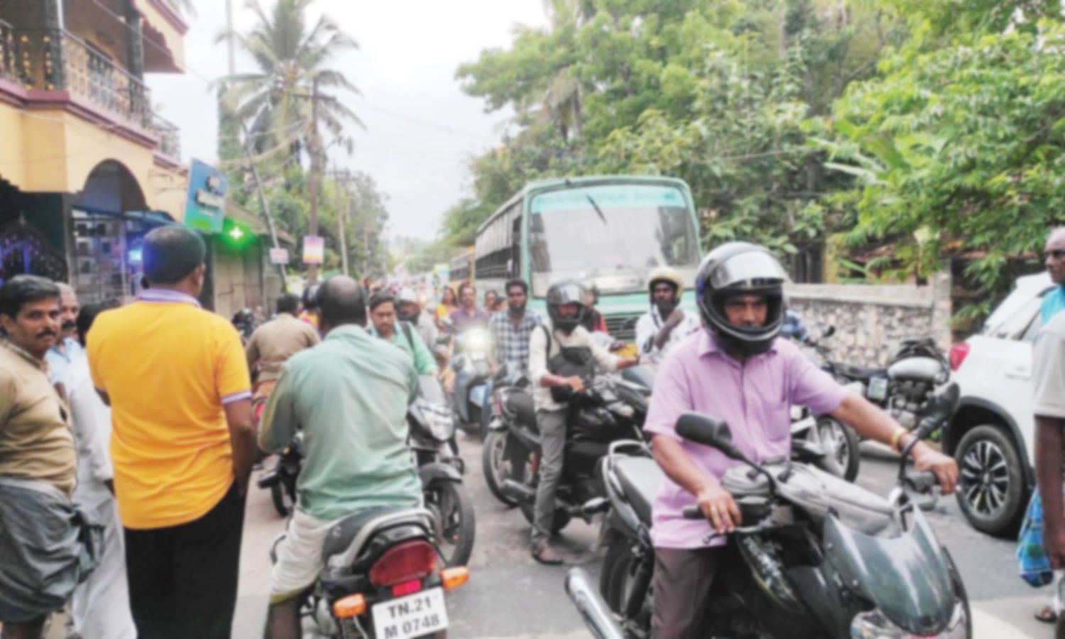 குலசேகரம் பகுதியில் போலீசாரை கண்டித்து நடந்த மறியல் போராட்டத்தால் 2 மணி ...