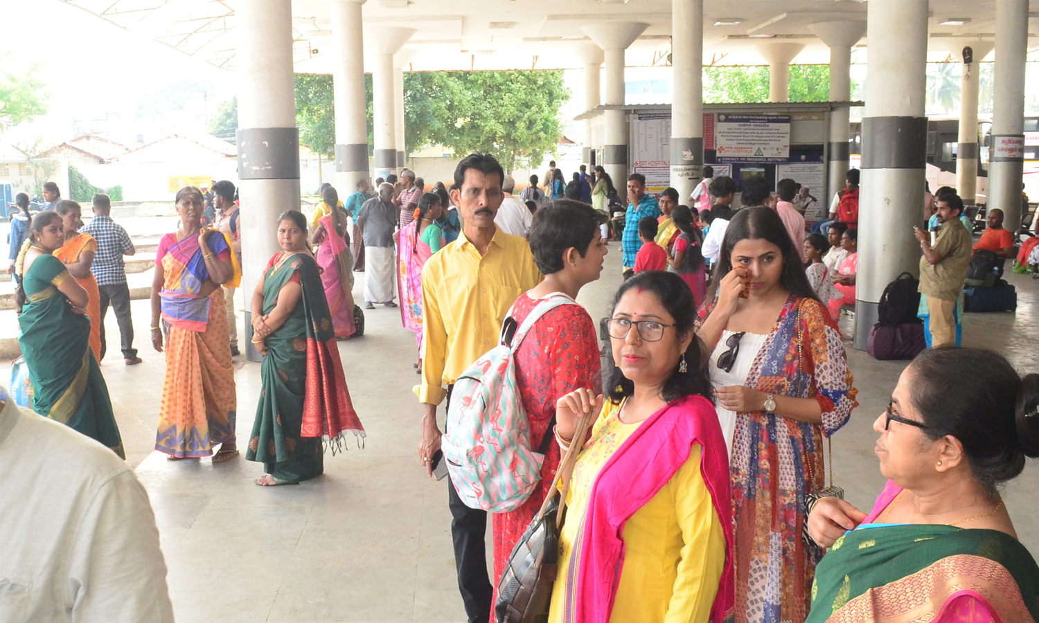 கோவை புதிய பஸ் நிலையத்தில் குவிந்த சுற்றுலாபயணிகள் கூட்டம் | Crowd of ...