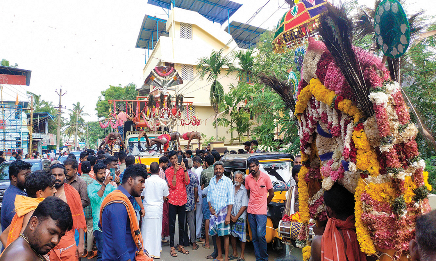 மணவாளக்குறிச்சியில் இருந்து திருச்செந்தூருக்கு பறக்கும் வேல் காவடி ...