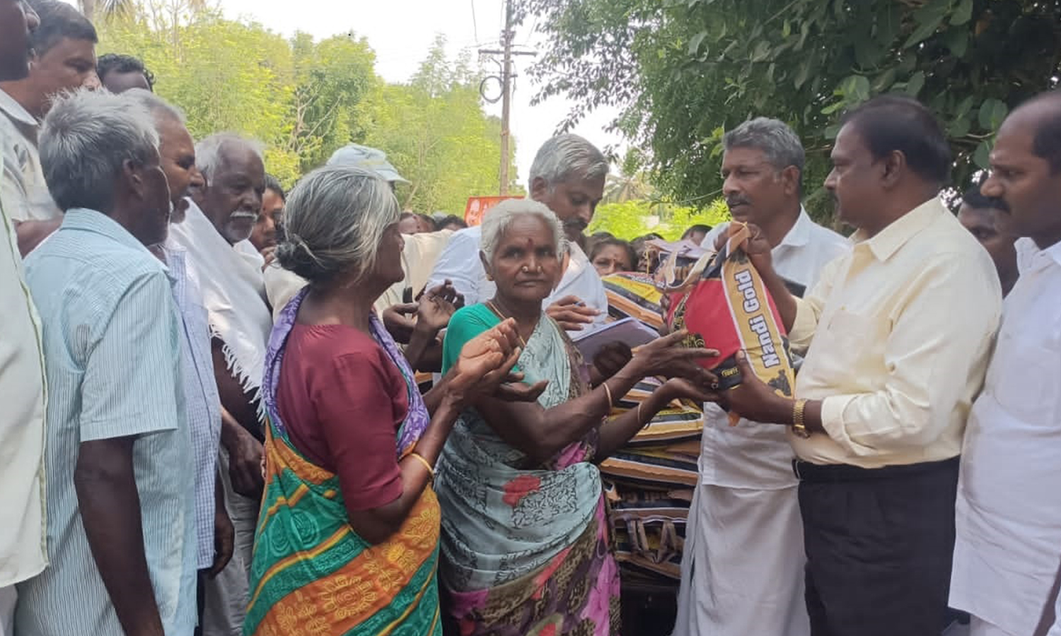 ஜெயங்கொண்டம் தாலுகா அலுவலகத்தில் தனி ரேஷன் கடை கேட்டு குடும்ப அட்டைகளை ...