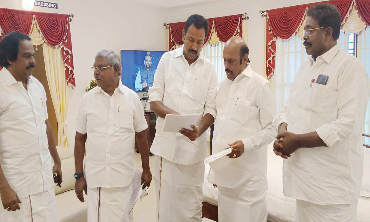 வள்ளவிளை - எடப்பாடு இரவிபுத்தன்துறை சாலையில் கடலரிப்பு தடுப்பு சுவர் ...