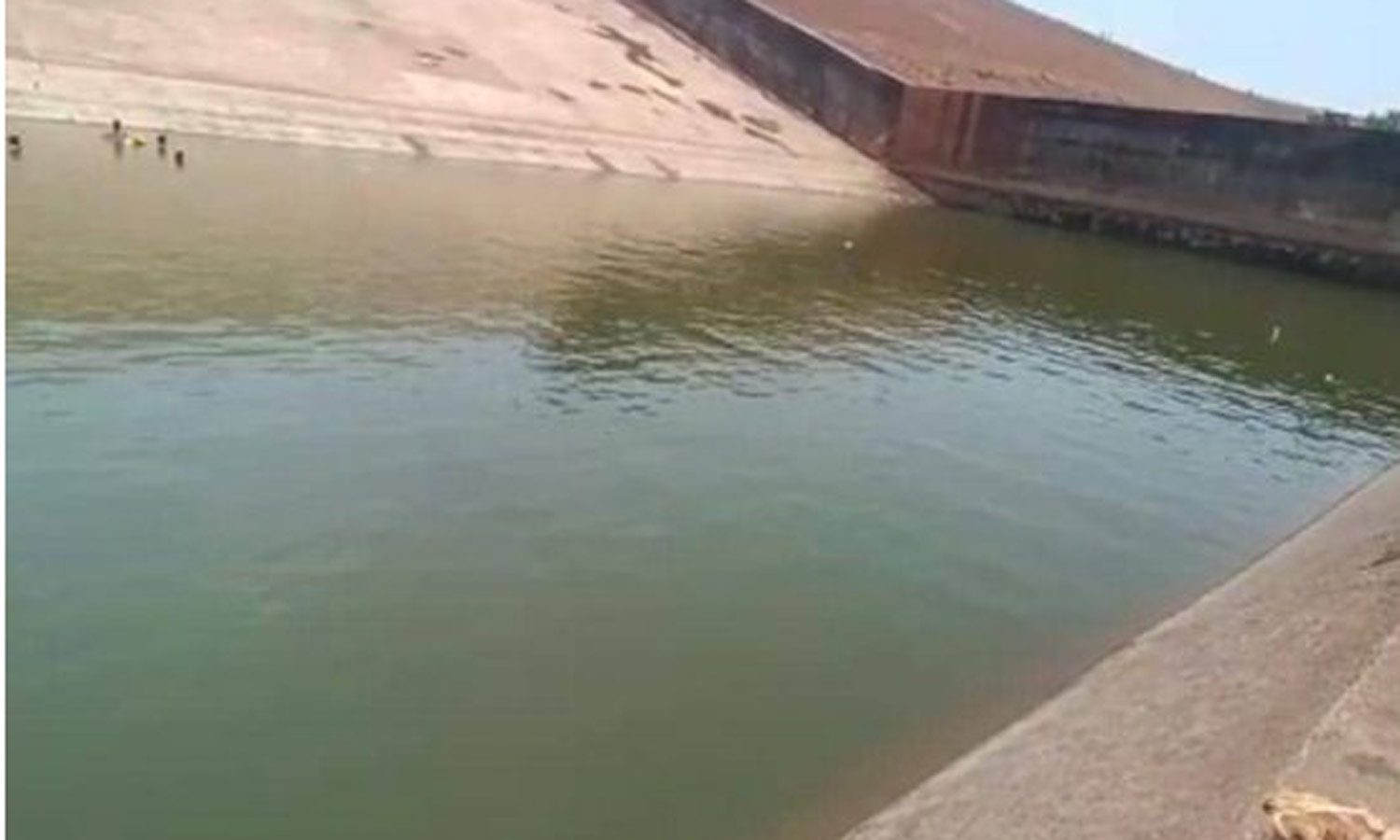 அணையில் விழுந்த செல்போன் - 21 லட்சம் லிட்டர் நீரை வீணாக வெளியேற்றிய ...