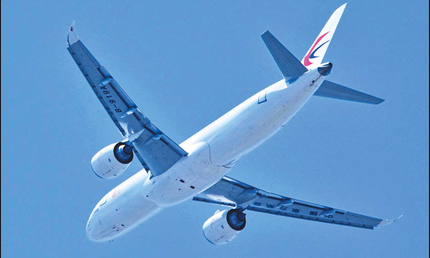 சீனாவில் உள்நாட்டிலேயே தயாரிக்கப்பட்ட பயணிகள் விமானம் முதல் பயணத்தை ...