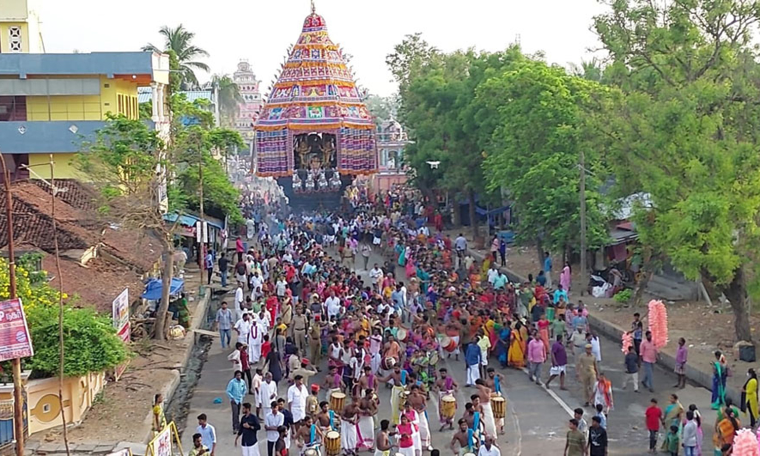 திருநள்ளாறு சனீஸ்வரர் கோவில் தேரோட்டம்: திரளான பக்தர்கள் தேரை வடம் ...