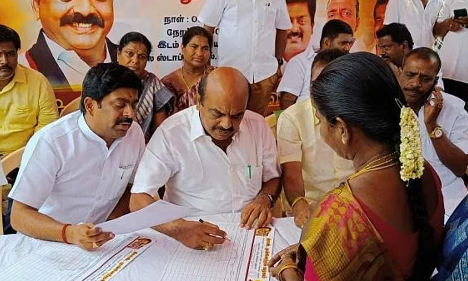 வாக்காளர் அடையாள அட்டை நகல் கேட்பதால் தி.மு.க. உறுப்பினர் சேர்க்கையில் ...