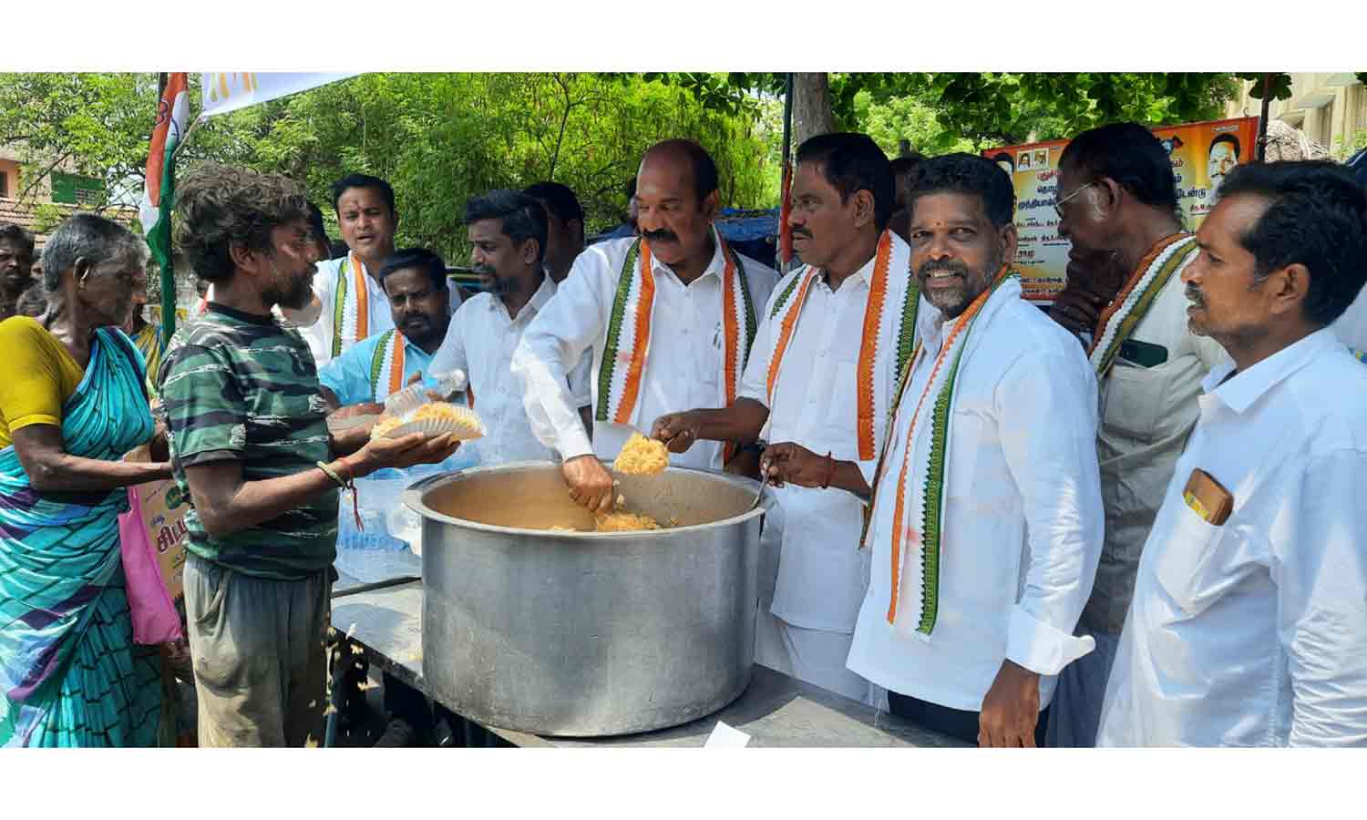 முத்தியால்பேட்டையில் பொதுமக்களுக்கு அன்னதானம் | Food distribution to ...
