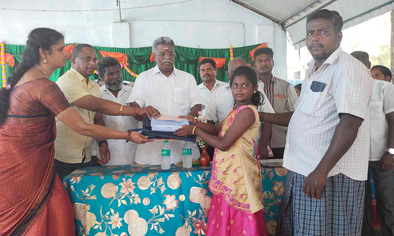 மாணவர்களுக்கு இலவச சீருடை | Free uniform for students