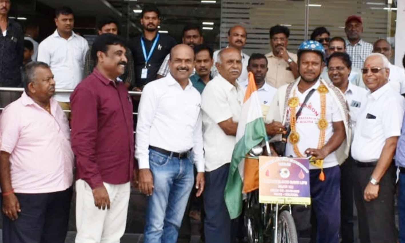 ரத்த தான விழிப்புணர்வை வலியுறுத்த அசாம் வரை சைக்கிளில் சமூக ஆர்வலர் ...
