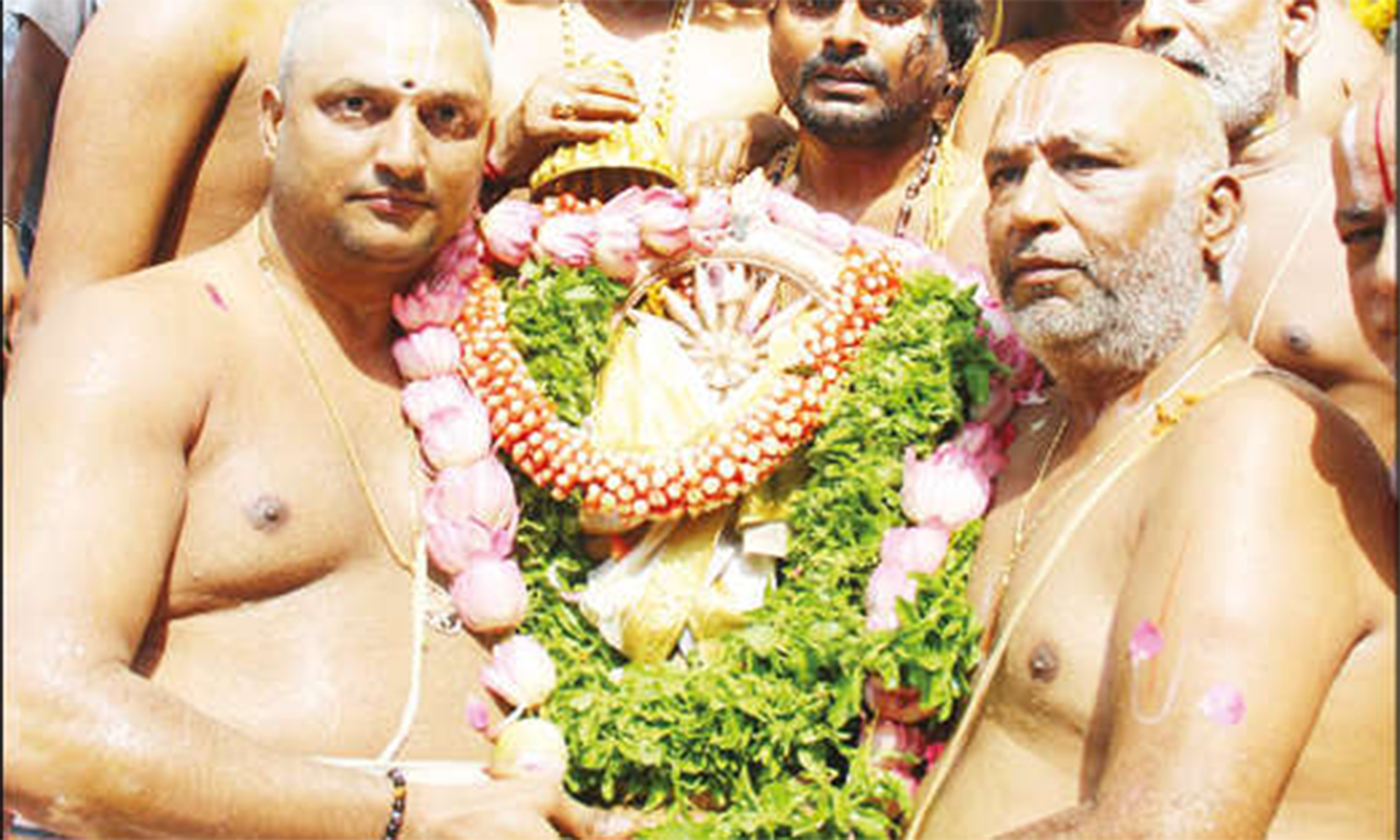 பிரம்மோற்சவ விழா: திருப்பதி கோவிந்தராஜசாமி கோவிலில் சக்கரத்தாழ்வார் தீர்த்தவாரி | Tirupati ...