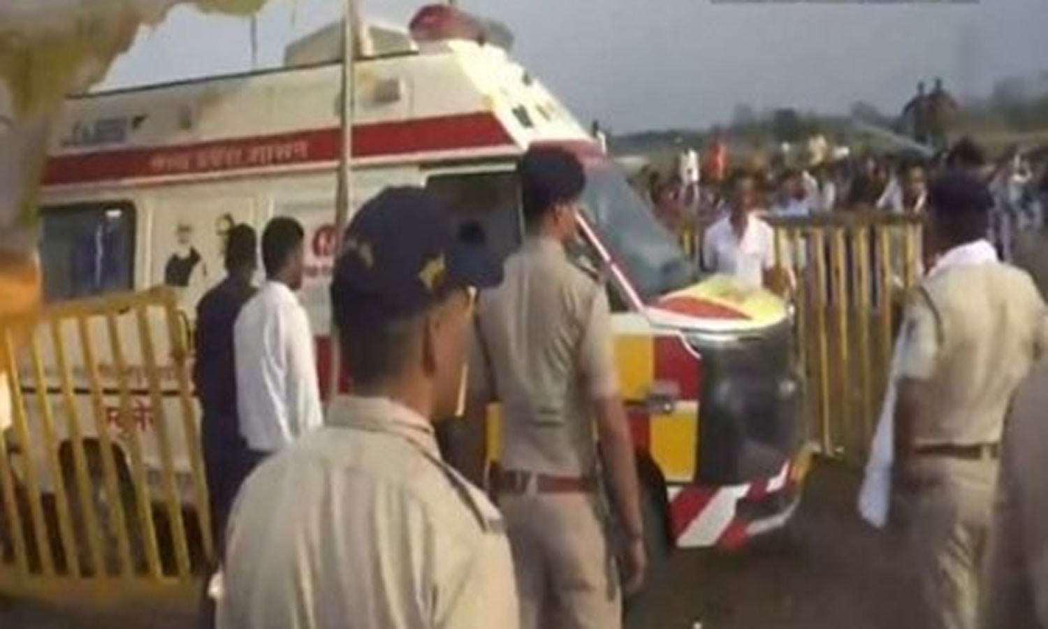 300 அடி போர்வெல் குழிக்குள் விழுந்த இரண்டரை வயது குழந்தை - மயங்கிய ...