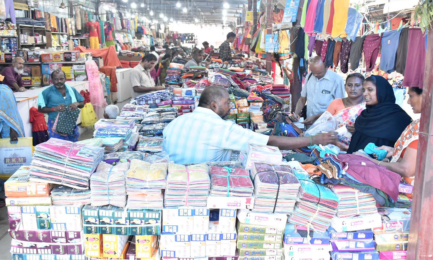 ஈரோடு ஜவுளி சந்தையில் வியாபாரம் மந்தம் | Erode News Business is ...