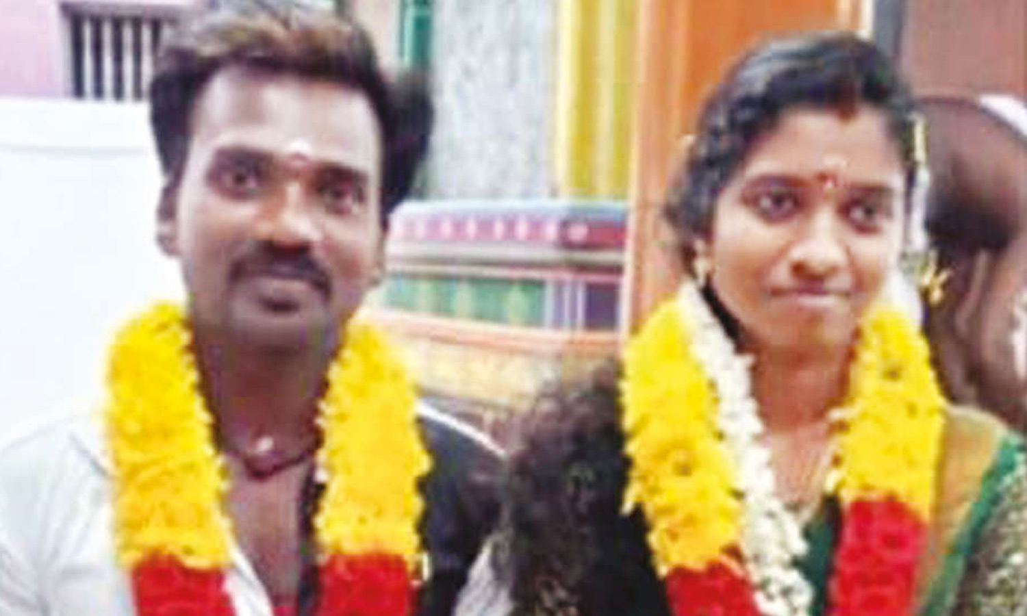 வீட்டு சிறையில் இருந்து தப்பி சுவர் ஏறி குதித்து காதலனை கரம் பிடித்த ...