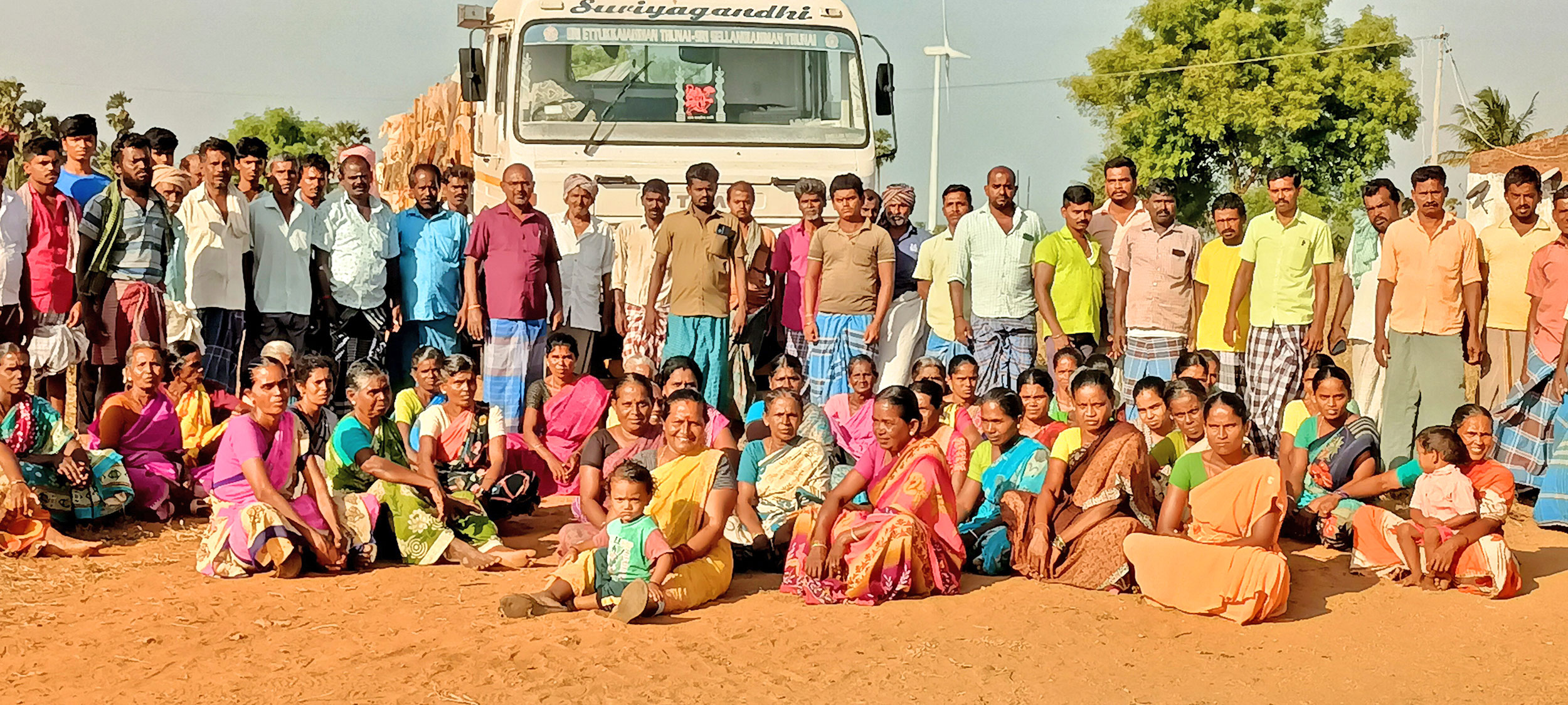 கயத்தாறு அருகே காற்றாலை வாகனங்களை சிறைபிடித்து பொதுமக்கள் மறியல் ...