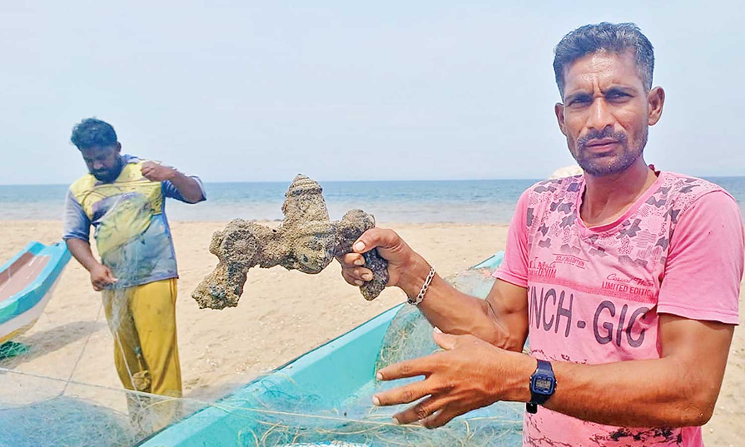 புதுச்சேரி கடலுக்குள் பெருமாள் கோவில்?- மீனவர் வலையில் சிக்கிய சிலையால் ...