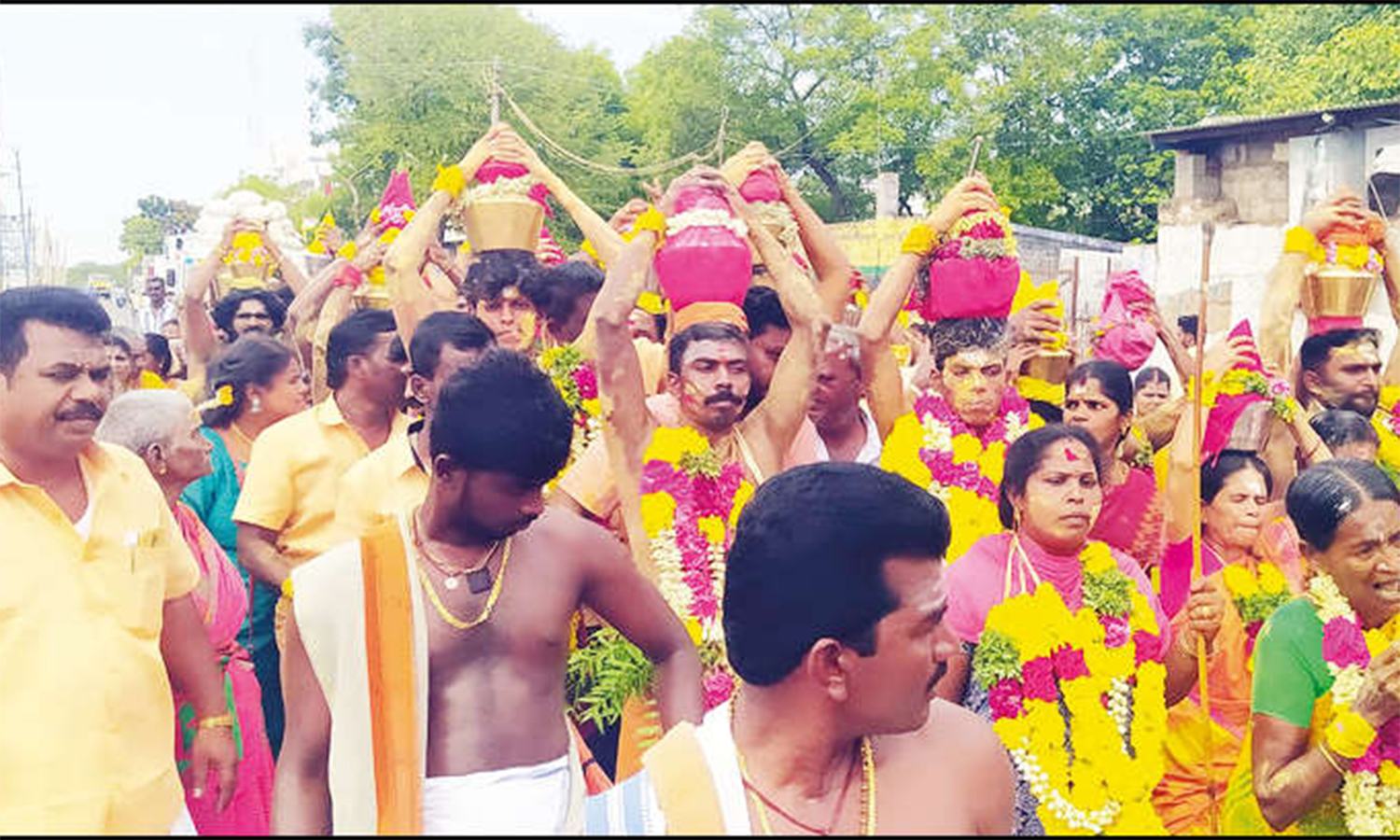 கழுகுமலையில் கோவில் கொடை விழா: பால்குடம் எடுத்து பக்தர்கள் மலையை சுற்றி ...