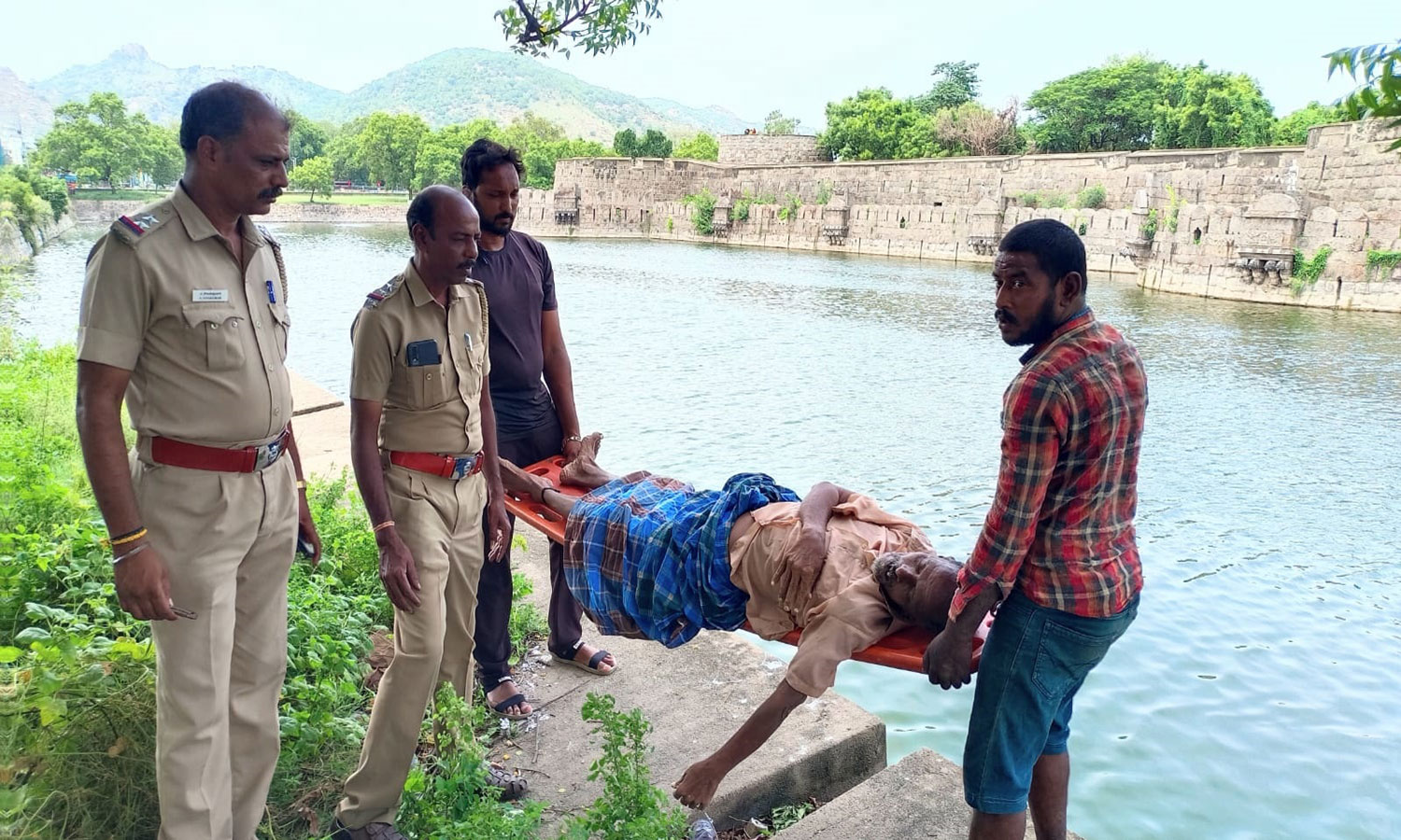 வேலூர் கோட்டை அகழியில் தற்கொலை செய்த முதியவர் அடையாளம் தெரிந்தது ...